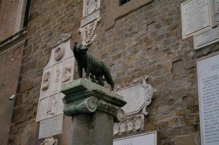 Os Símbolos de Roma: SPQR, Loba Capitolina, Águia Imperial - Roma Pra Você